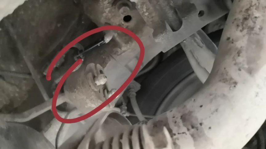 倒车被撞 起步排气管抖动异响 花了30块 解决了