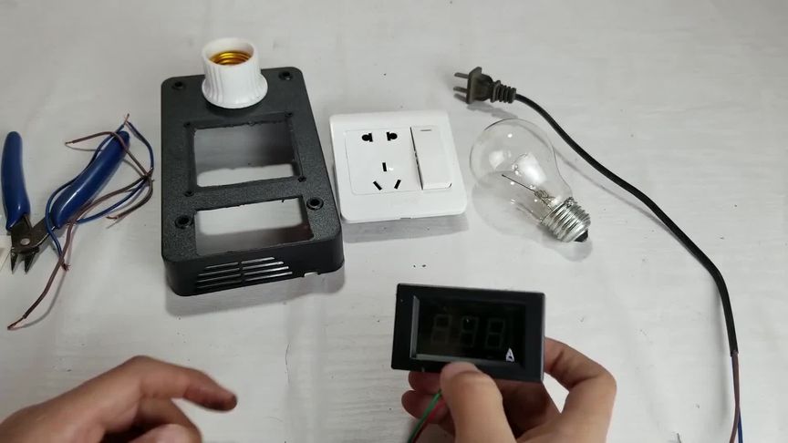 小伙手把手教你做个维修插座 这样以后修电器就方便多了