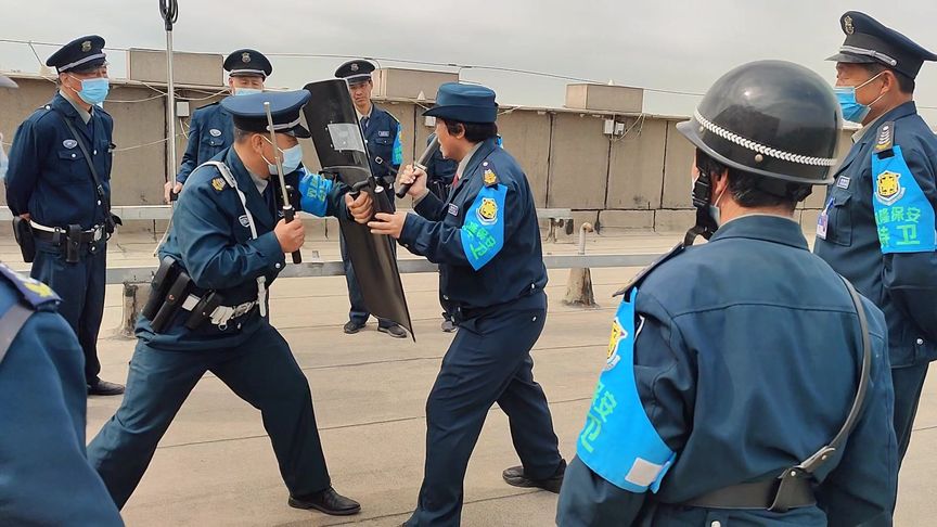 保安女老总亲自示范器械如何使用,校园保安的重要性在于日常培训