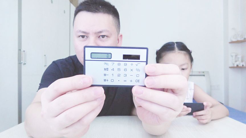 试用神奇的“太阳能卡片计算器”,这是大神见过的最小的计算器