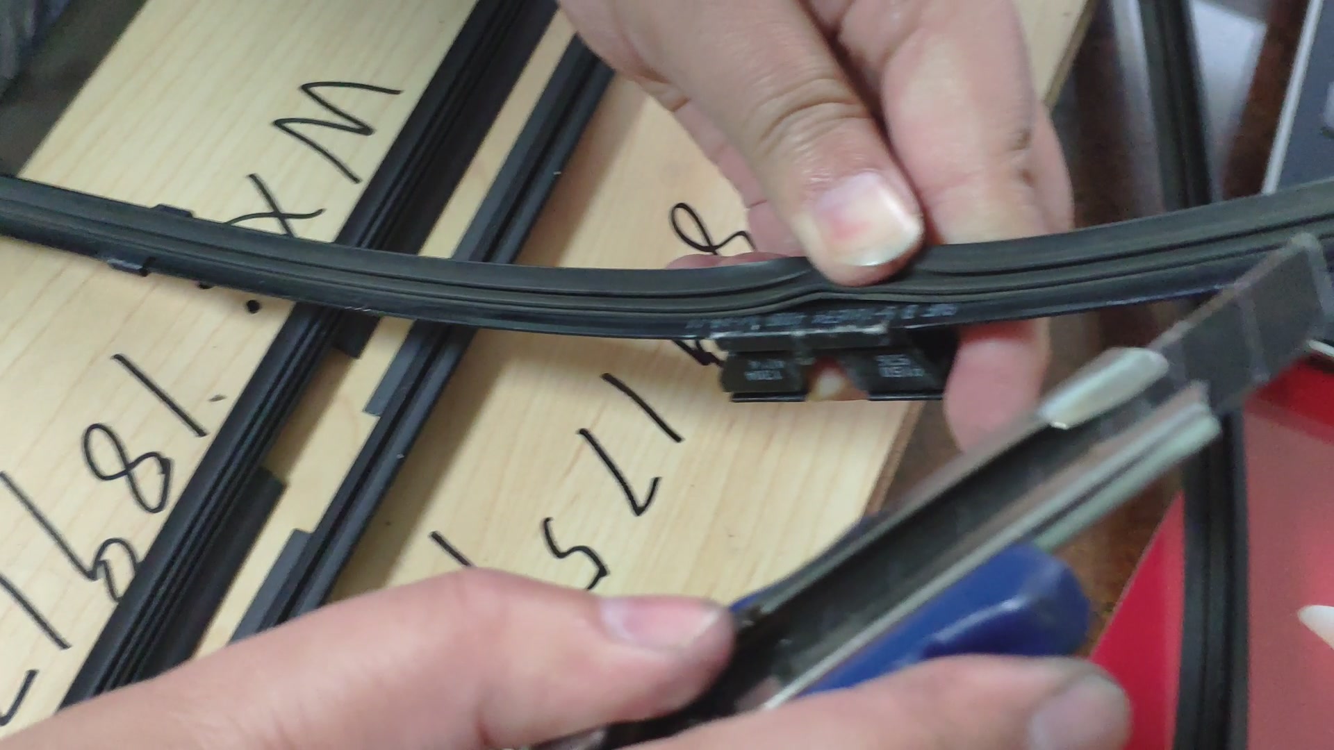 奥迪A4原装雨刮器换雨刮胶条视频教程