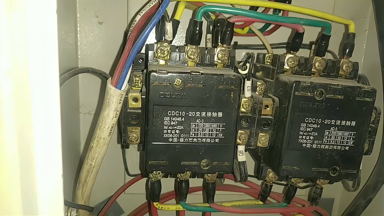 正反转控制线路看着虽不难,但电工作业接线时千万要注意这几点