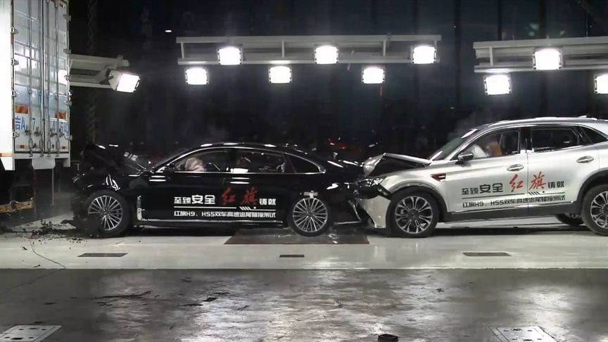 看这里!双车高速追尾碰撞测试