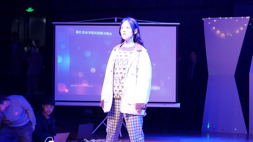 这几位模特,现场走秀的时候气场很强大,动作潇洒,让人喜欢