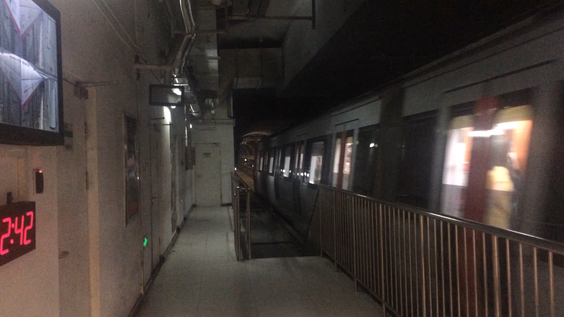 石家庄地铁1号线列车平安大街出站