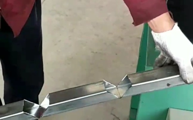 方管冲孔机模具切45度角。