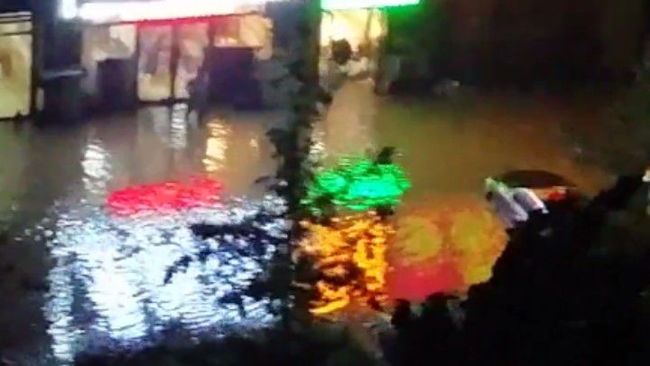 今天大连下了大暴雨,这里成了汪洋小海,车身泡进去半截