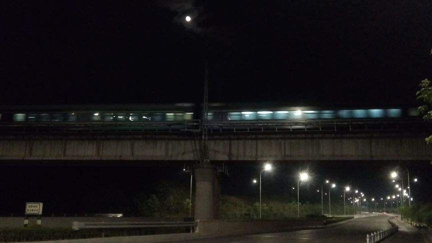 九江-深圳K115次列车通过京九铁路赣州贡江特大桥