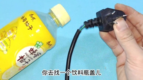 电线破皮断裂不要扔,你去找一个饮料瓶盖,套在电线上,完美修复