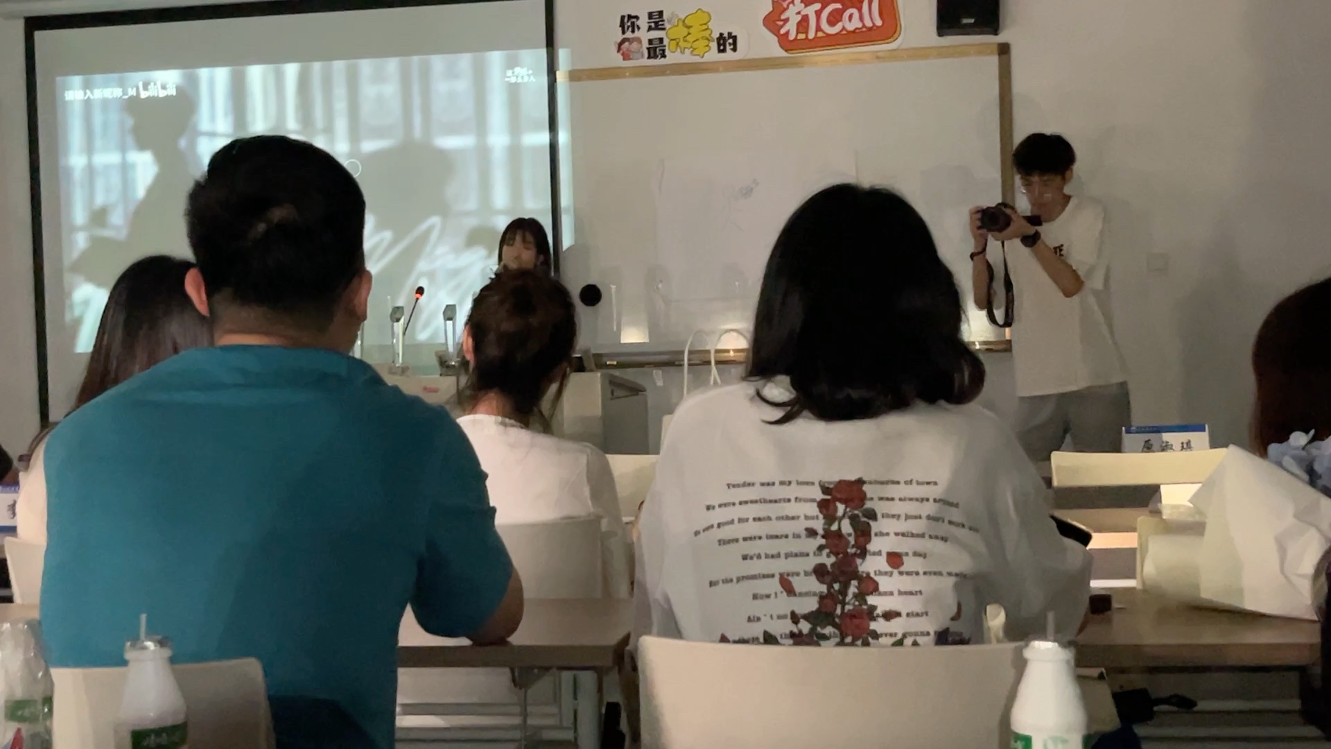 毕业晚会学姐领着全班合唱这世界那么多人,感动全场～