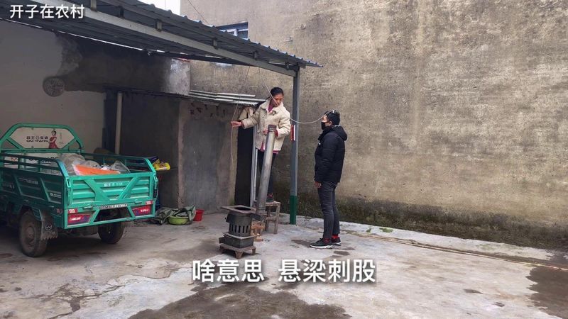 媳妇嫌老公驼背难看,用悬梁刺股给老公矫正,小伙为啥还恼了