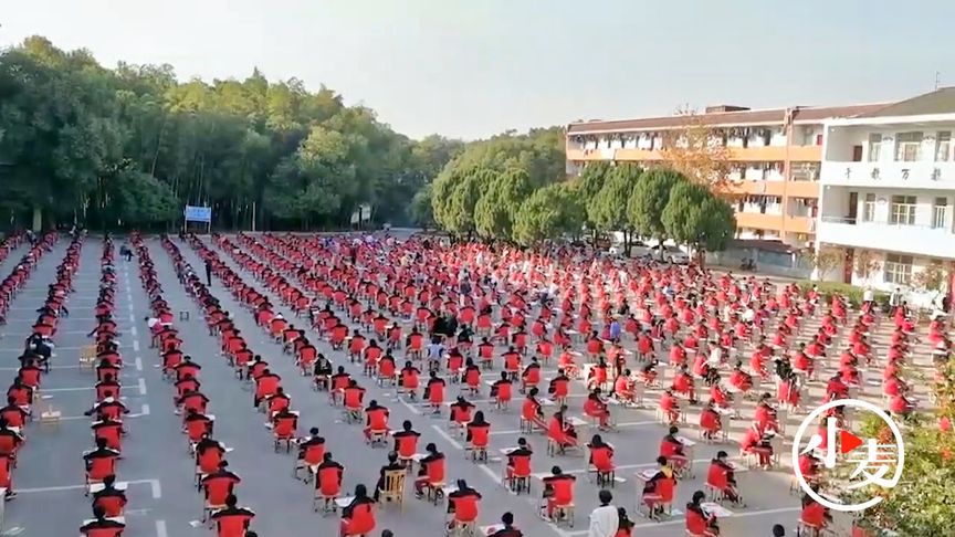 江西一中学1500名学生露天考试 校长:培养学生阳光考试 诚信做人