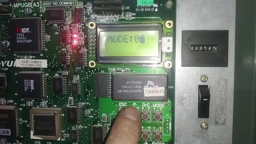 电梯维修:更换电梯驱动板