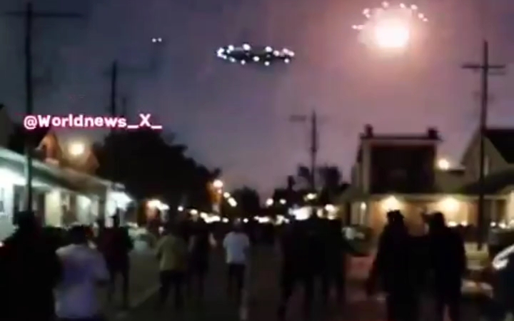 这是什么情况?无人机吗?国外疯传的目击视频