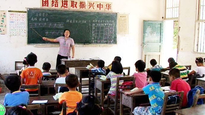 村里小学正在上课 坐在教室里的孩子们当中有你的影子吗