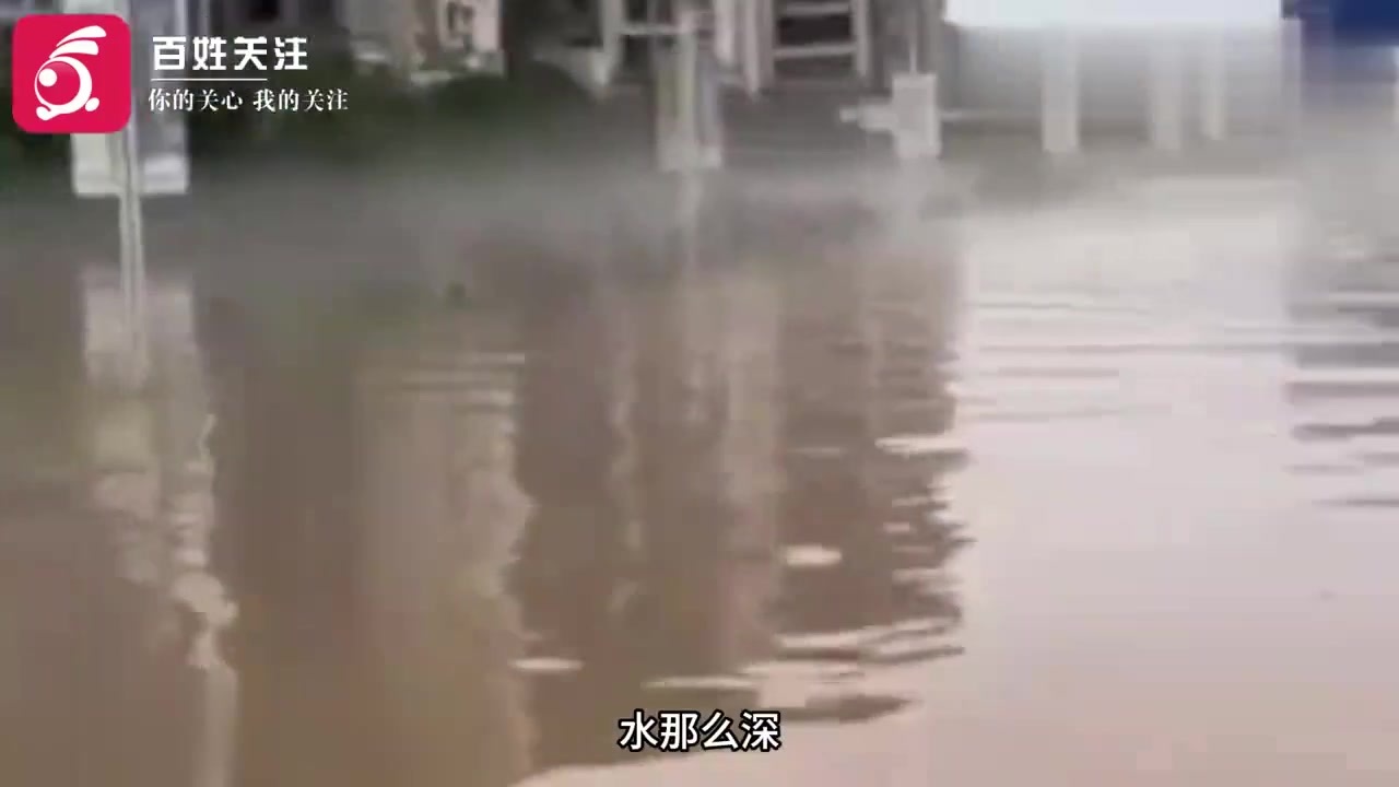 桂林一市民开橡皮艇5小时救援20多人:水深达2米不帮有生命危险