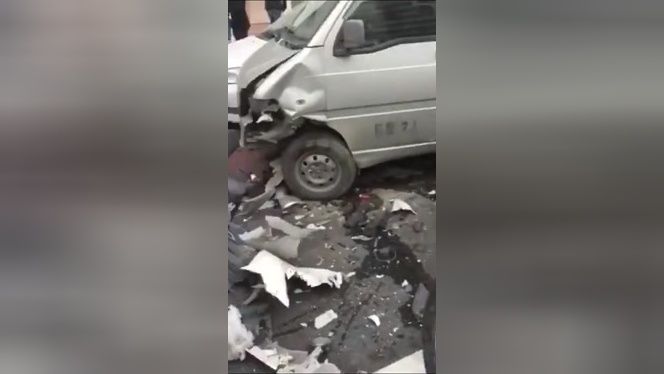 女司机实线变道又逆行,结果撞死路人造成连环车祸,真可怕