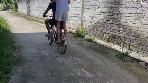 改装偏三轮自行混动电瓶车
