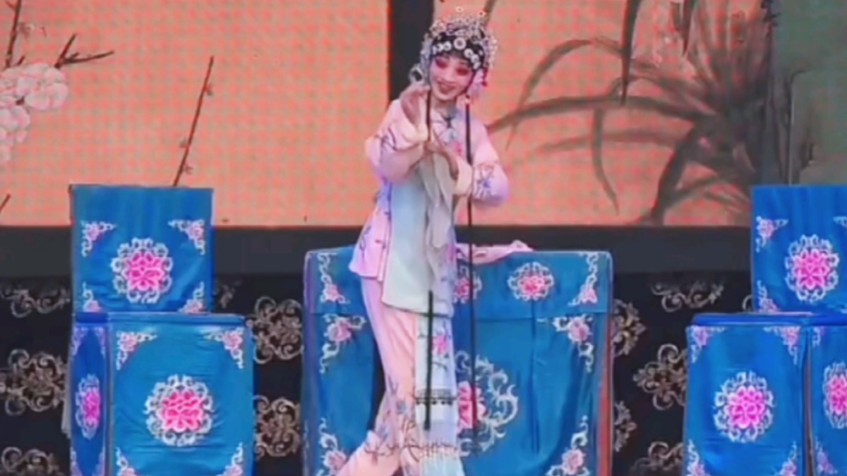 路路姨“拾玉镯”的精彩表演(含动作解析)