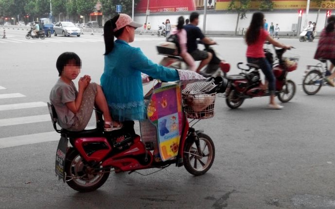 路虎创意宣传片:遇到史上最高减速带怎么破?