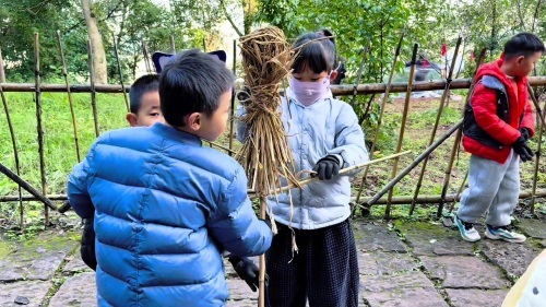 孩子在田园里学习扎稻草人,这样的幼儿园你喜欢吗?