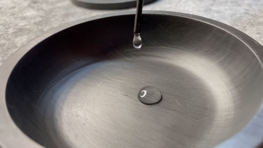 店家送的墨块,颜色发灰,不好,而且磨墨要好久,只能当个摆设