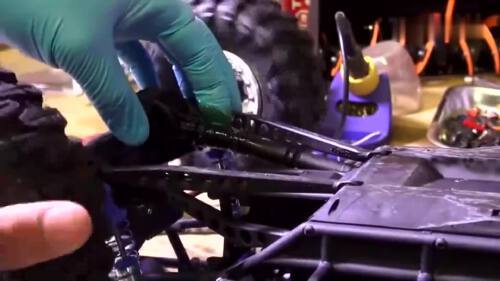 十分逼真 遥控模型车泥水中疯狂越野