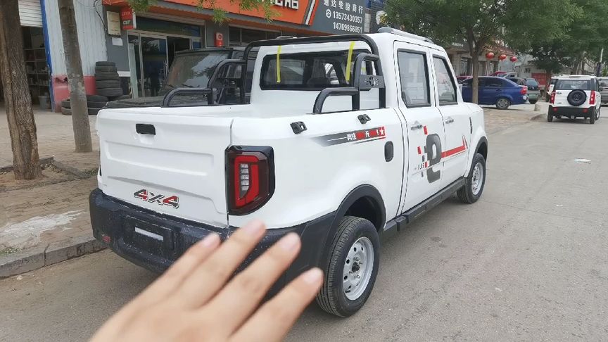 车长3.9米的皮卡车,能加油能充电,拉一吨跑300公里,看底盘构造