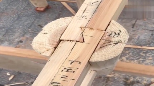 民间老木匠的手艺,搭建实木框架结构,不用一根钉子