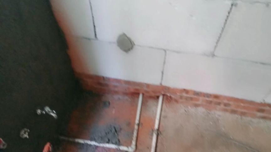 砌卫生间下三皮用标准砖难道我有错,东家说直接轻质砖就行