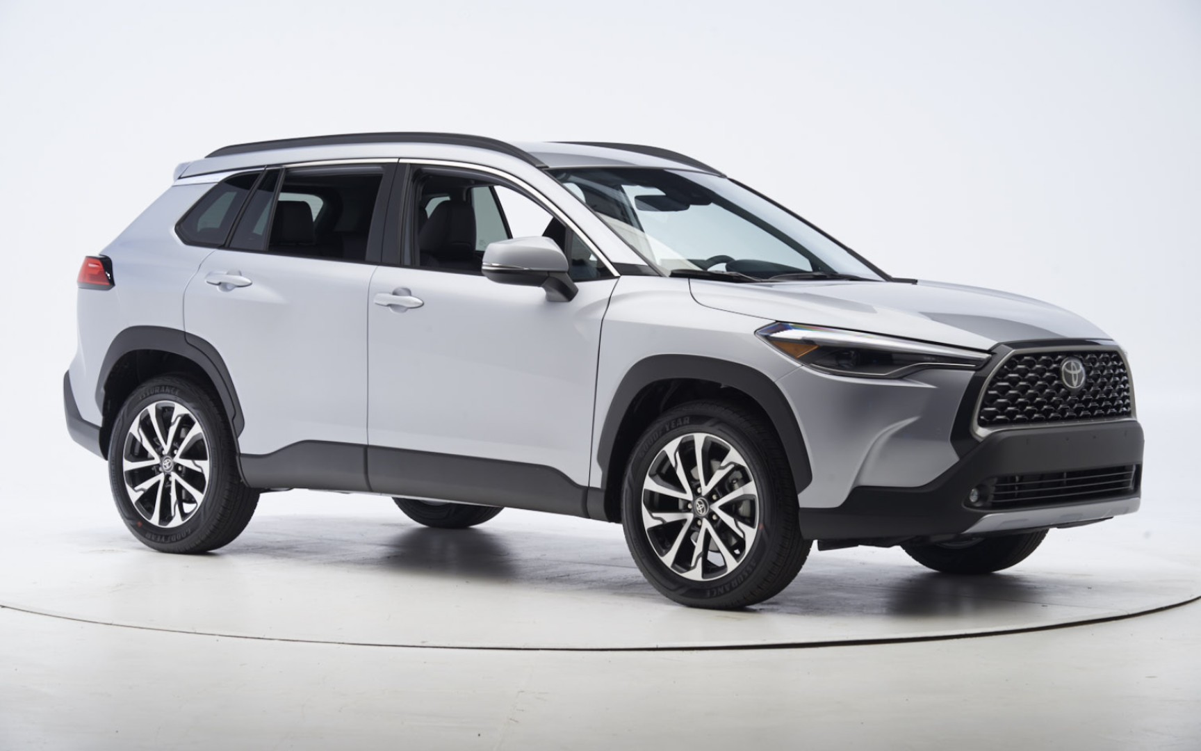 ...丰田卡罗拉 Cross(卡罗拉 锐放/锋兰达) 正面25%小重叠偏置碰撞测试...