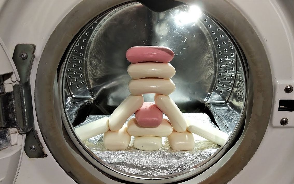 作死老外将12块肥皂扔进洗衣机,搅动后场面失控,天秀