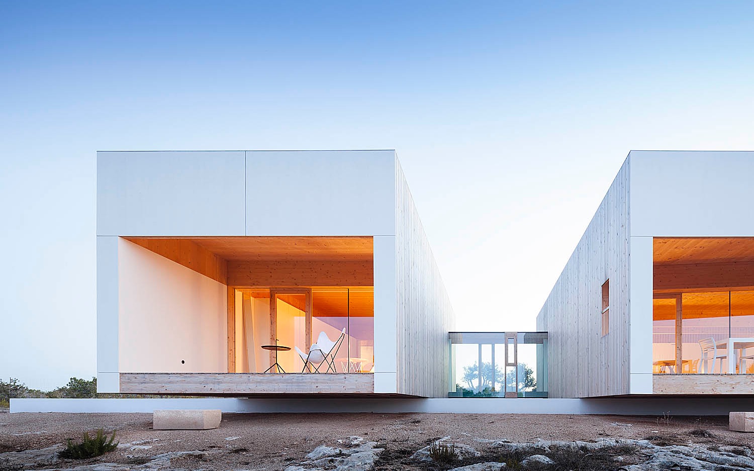 这个木头造的房子也美的不可一世!岩石上的住宅