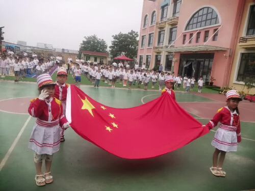 每周一的升旗仪式,孩子们都是认真的!
