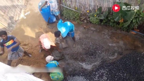 最原始的混凝土浇筑方法,全靠人多力量大