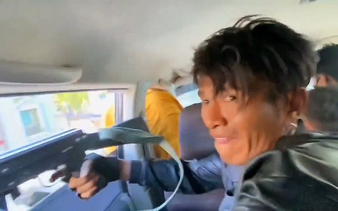太疯狂!缅甸PDF武装驾车当街开枪袭击