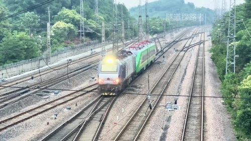 动车回送好评!和谐电2B卷帘门牵引一代CR200J动集车头进站停车准备...