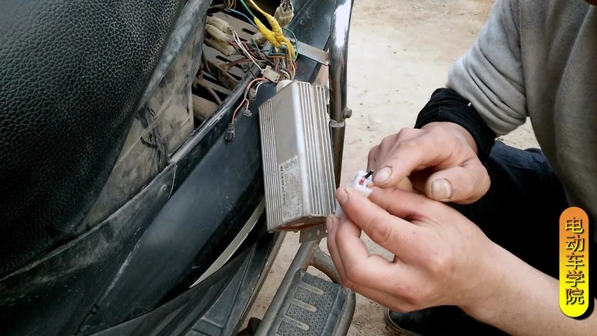 电动车维修故障实操,电源指示灯显示正常,拧转把电车没有反应