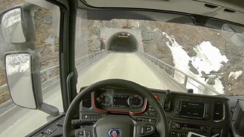 第一视角驾驶斯堪尼亚重卡走山路,闻到了显卡的味道