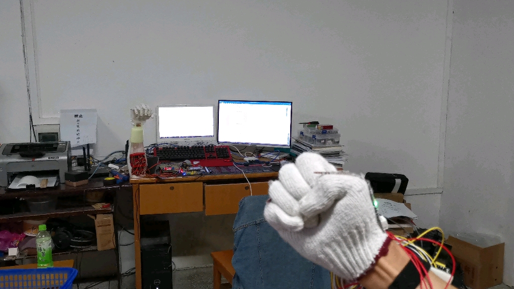 无线体感仿生机械手之数据手套远程操控仿生机械手测试视频