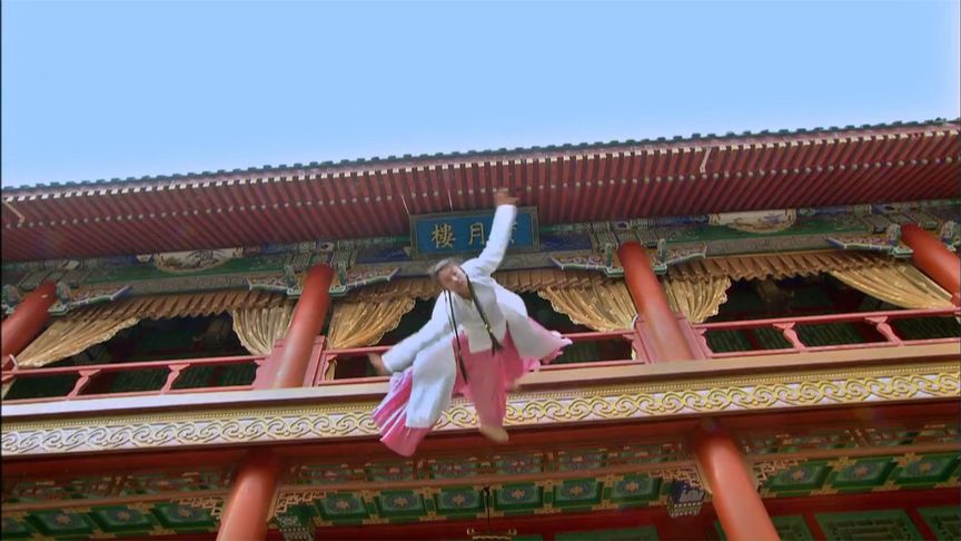 新还珠格格:皇后逼香妃跳楼,小燕子急着救香妃,跟着跳摔骨折了