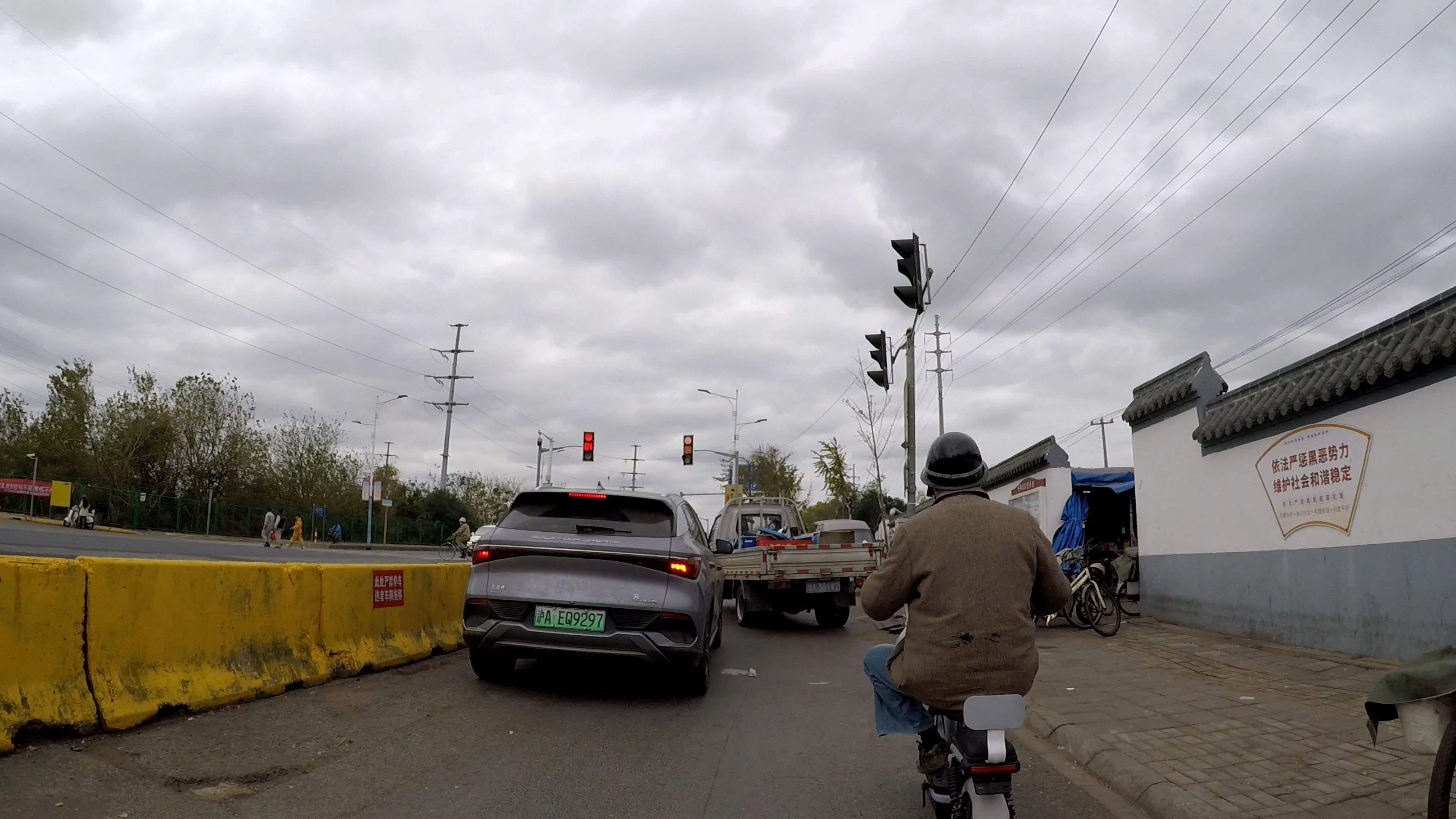 汽车违规停在非机动车道,驾驶员溜走了