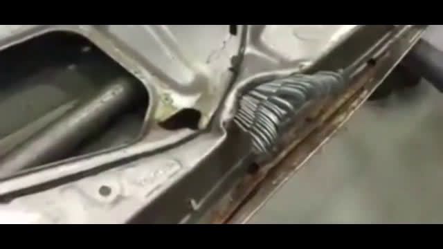 原来凹陷的车门是这样修复的,修车全靠拔