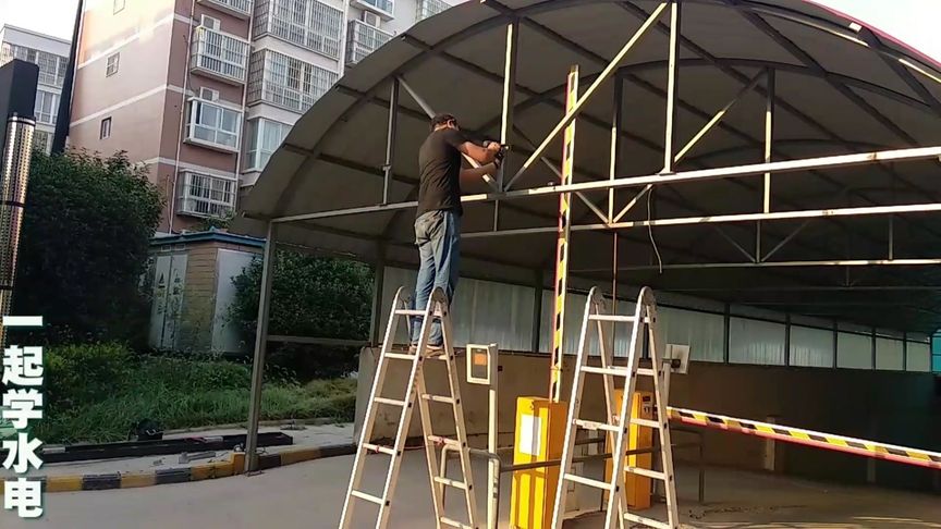 LED广告屏分割变两块,旧屏再利用安装现场,看完你也会安装
