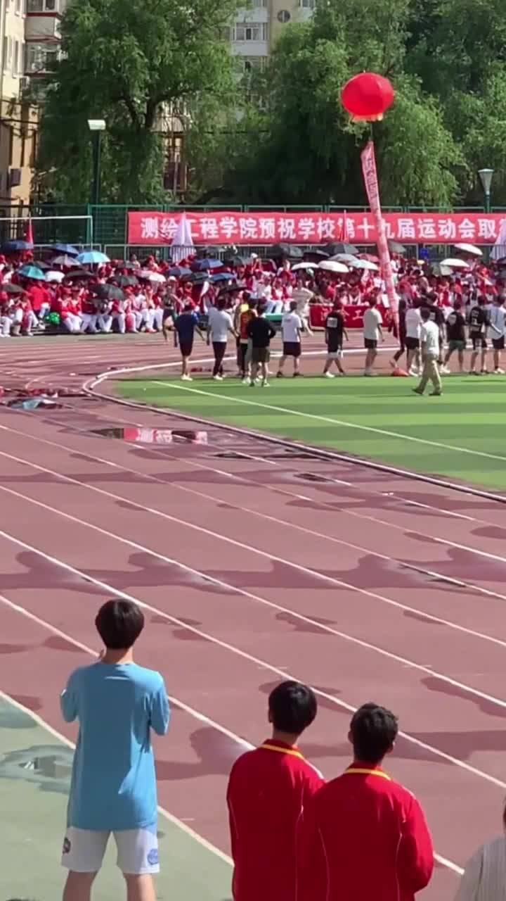 体育:一骑绝尘#运动会 #比赛现场 #校园运动会