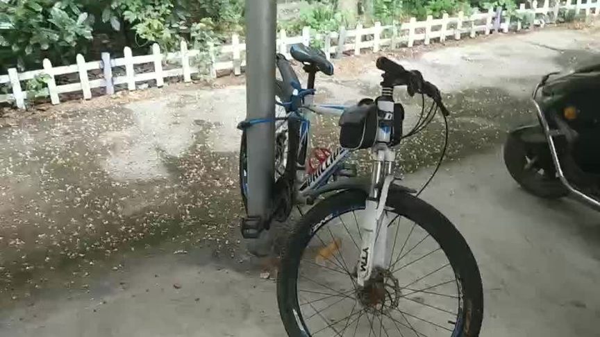 这样停自行车还用密码锁,就怕这智商记不住密码