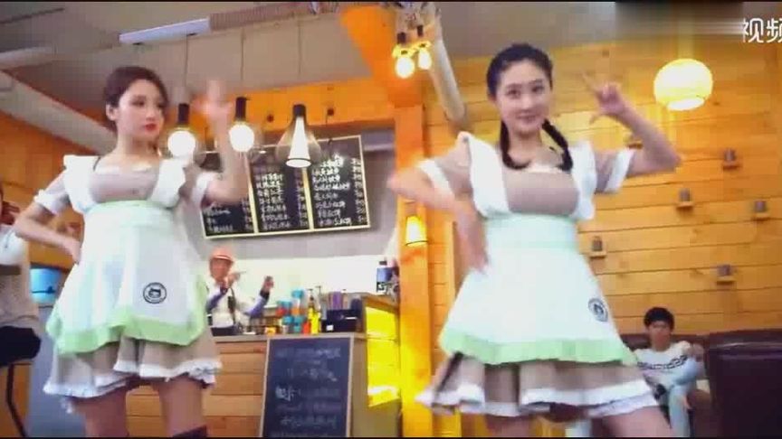 咖啡厅女服务员在大厅跳舞,来增加增加店里人气