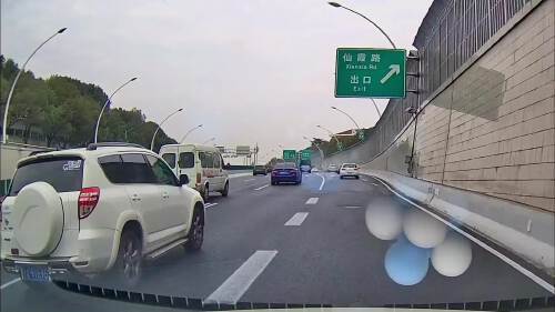 在上海的各条道路上到处都是行走的电子警察劝你还是悠着点