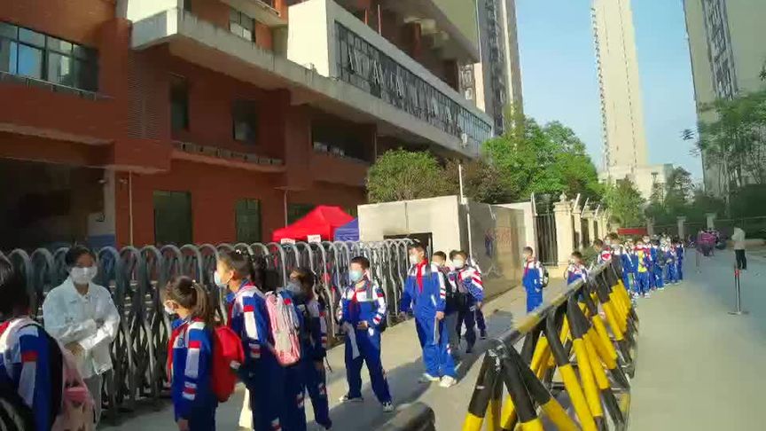 现场直击:校门前排好队,确保学生安全入校!