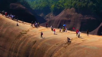 张家界的旅游景点都是靠险峻著称,既然花钱来到这,全当来练练胆量了!
